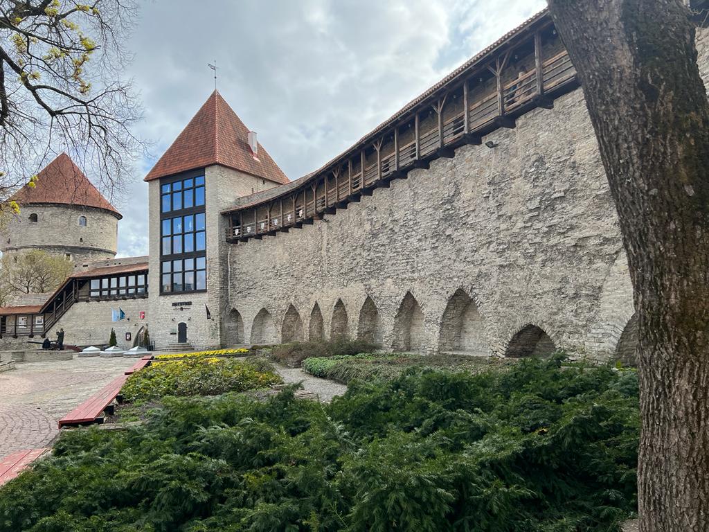 TOUR THE OLD TOWN AND SURROUNDINGS (4 hour tour ) - Tallinn-tours.com
